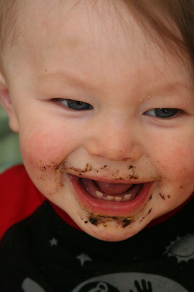 6 photos of a tidy toddler eating his first Oreo « Lifenut
